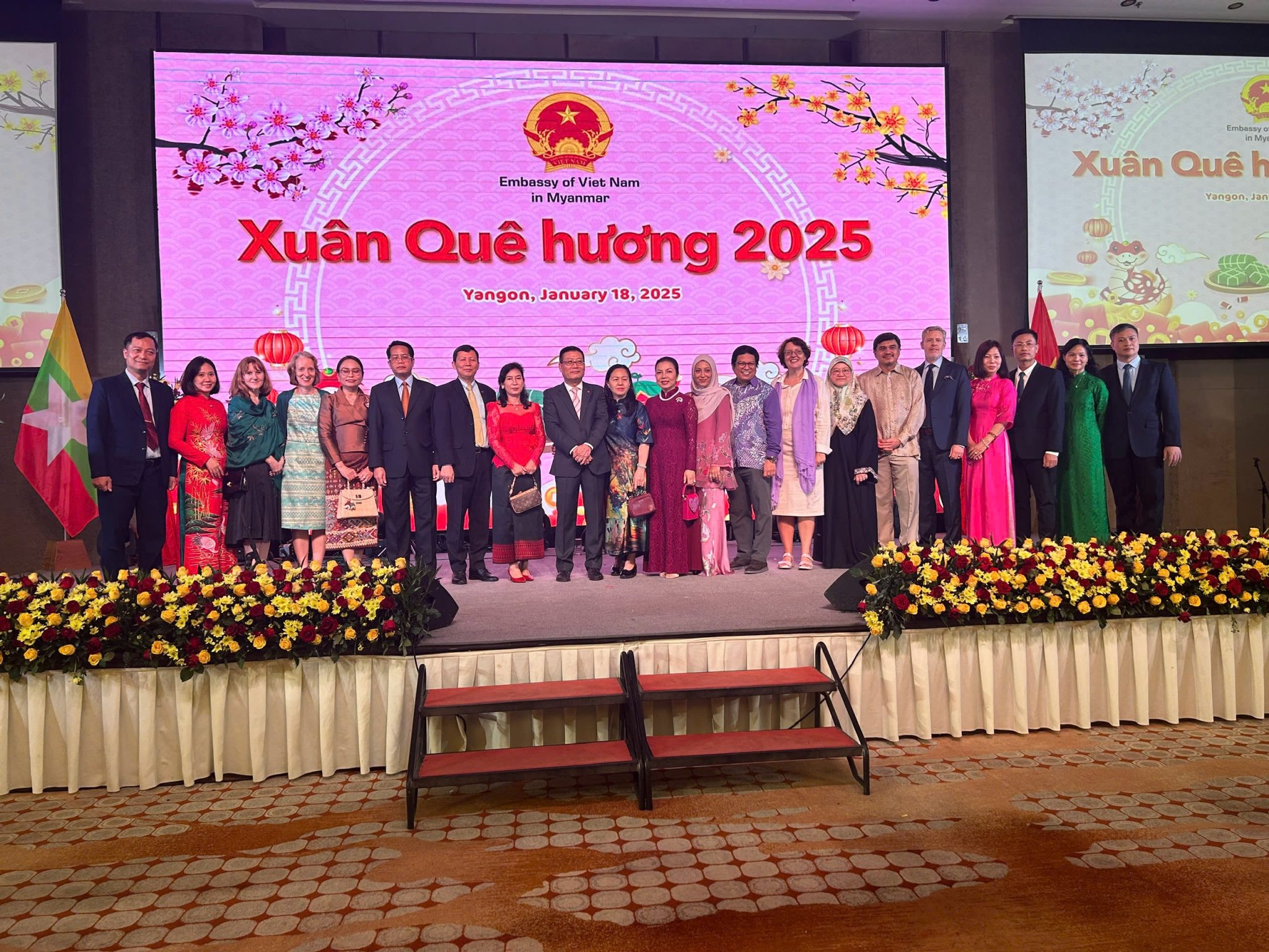 Representatives of Son Ha Myanmar present Tet gifts to the Vietnamese ...